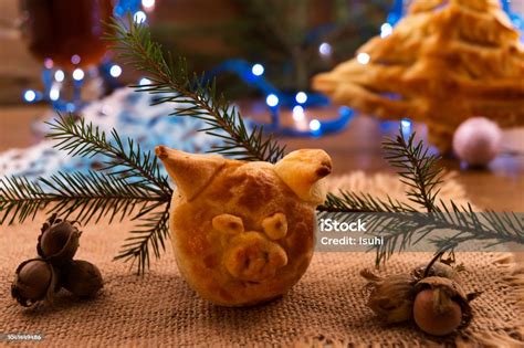 돼지의 머리의 모양에 퍼프 페이스 트리 쿠키 U2013 2019의 상징 크리스마스 장식 0명에 대한 스톡 사진 및 기타 이미지 Istock