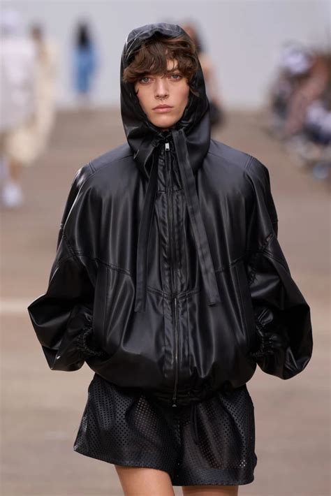 Модний верхній одяг на весну 2025 5 головних трендів які варті твоєї