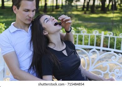 Jeunes Filles Nues Avec Le Sexe A L Air Images Photos Et Images Vectorielles De Stock