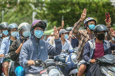 Dvb အကြမ်းဖက်စစ်ကောင်စီအား မန္တလေး တက္ကသိုလ်ကျောင်းသားများသမဂ္ဂ ဆန္ဒပြ