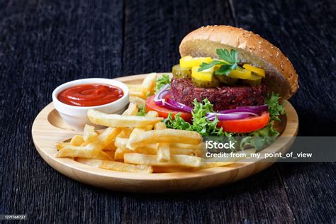 피클 신선한 양상추 토마토 붉은 양파 프렌치 프라이 짙은 나무 테이블에 대나무 접시에 케첩을 곁들인 비건 비트 버거 야채 햄버거에 대한 스톡 사진 및 기타 이미지 Istock