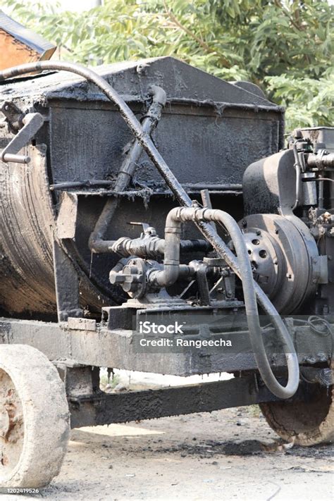 아스팔트 역청 역청 믹서 석탄 타르 분배 유압 기계 또는 자동 혼합 기계 또는 도로 건설을위한 장비 건설 기계류에 대한 스톡 사진 및 기타 이미지 Istock