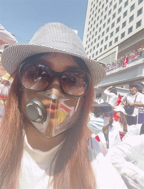 အခက်အခဲဖြစ်နေတဲ့ ပြည်သူတွေ အတွက် စား သောက်ကုန်နဲ့ အဝတ်အထည်တွေကို လှူဒါန