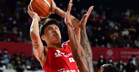 최준용 ‘크리스마스 농구화 신고 점프슛 [mk포토]