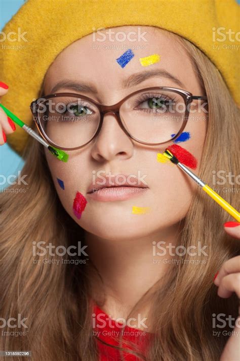 얼굴에 화려한 페인트 브러시 스트로크와 여자의 초상화 밝은 녹색 눈 광고에 대한 스톡 사진 및 기타 이미지 광고 노랑