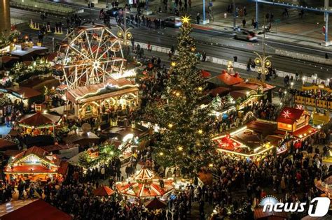 인파 가득한 독일 드레스덴 크리스마스 마켓