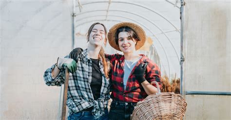 바구니를 들고 나란히 서 있는 두 여자 사진 Unsplash의 식물 비료 이미지