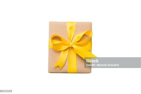 격리 된 휴일 선물 상자 흰색 배경에 색칠된 활이 있는 선물 상자 위쪽 보기가 닫힙니다 0명에 대한 스톡 사진 및 기타 이미지 0명 개념 계절 Istock