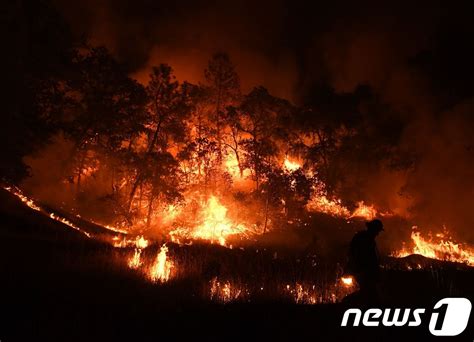 사진 불덩이로 변한 캘리포니아의 산 뉴스1