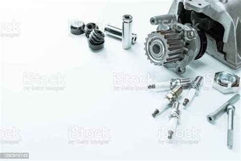자동차 구조 새로운 금속 자동차 부품세트 흰색 배경에 격리 된 자동차 모터 정비사 예비 또는 자동차 조각 기계 장비의 기술 0명에 대한 스톡 사진 및 기타 이미지 Istock