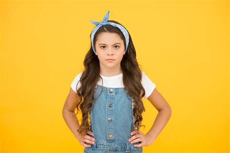 귀여운 작은 아이 패션 소녀 패션 액세서리 여름 방학 소녀 긴 곱슬 머리 반다나 매듭 패션 트렌드 작은 패시니스타 행복한 어린 시절 현대 십대 의류 액세서리 가게 두건에