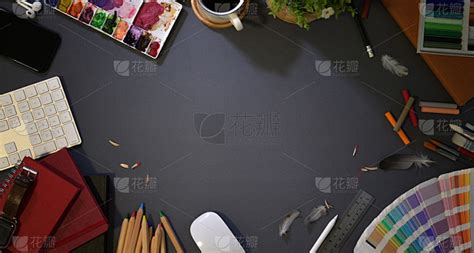 时尚艺术家的工作场所与绘画工具