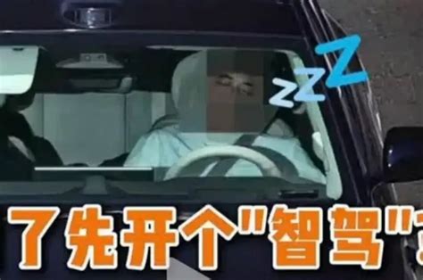 중국 자율주행 기술 믿고 고속도로서 ‘꿀잠자는 운전자 사진