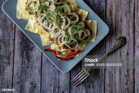 삶은 고기와 양파와 사각형 파스타 Beshbarmak는 국가 카자흐어 요리입니다 나무 배경에 0명에 대한 스톡 사진 및 기타 이미지 Istock