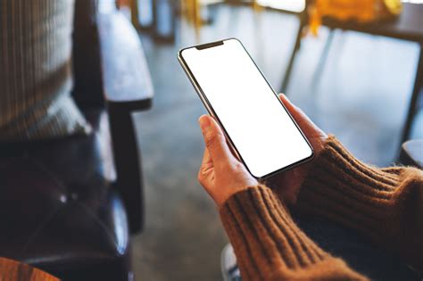 빈 데스크톱 화면으로 검은 색 휴대 전화를 들고있는 여성 가득 찬에 대한 스톡 사진 및 기타 이미지 가득 찬 검은색 공란 Istock