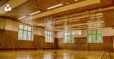 흰색 벽이 있는 갈색 나무 쪽모이 세공 마루 바닥 사진 Unsplash의 무료 뮌헨 이미지