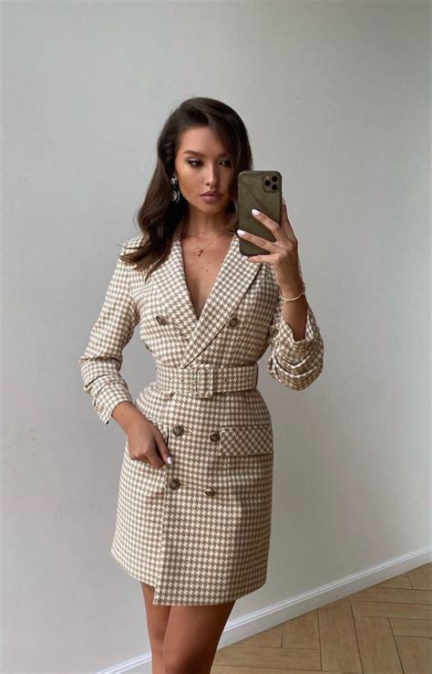 Платье пиджак бежевое белое с поясом