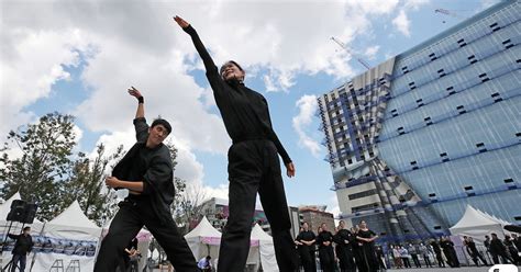 파란 하늘 아래 공연