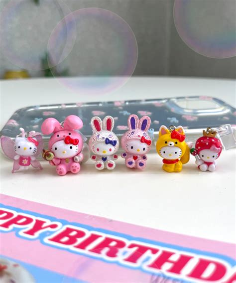 🔔딸랑폰키링먼지캡🔔키티 헬로키티 충전 단자 마개 캡 아이폰 갤럭시 Usb 포트 케이블 먼지 캡 방지 보호캡 8핀 C타입 휴대폰 폰 핸드폰 미니 키링 커플템 우정템 에이블리