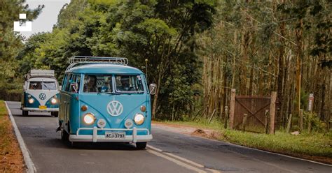 낮 동안 도로에서 파란색과 흰색 폭스 바겐 T 2 사진 Unsplash의 무료 수송 이미지