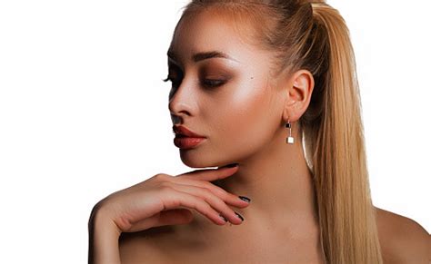 아름 다운 얼굴 금발 여자 모델의 머리와 어깨 만지는 얼굴 건강 하 게 빛나는 얼굴 피부 흰색 배경 위에 서 건강 또는 미용 화장품 광고 20 24세에 대한 스톡 사진 및