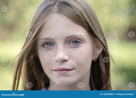 Mooi Blond Jong Meisje Met Sproeten In Openlucht Op Aardachtergrond