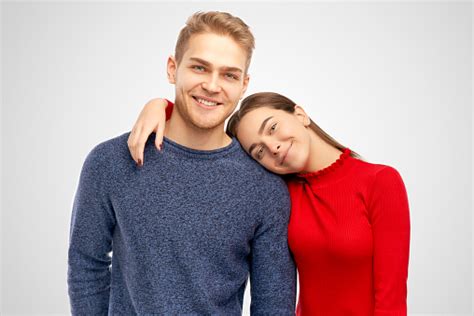 웃는 젊은 좋은 여자 부드러운 모습으로 행복 한 수염 된 남자의 어깨에 손을 유지 함께 자유 시간을 보내십시오 스튜디오에서 흰색 배경에 고립 된 모델 남자에 대한 스톡 사진