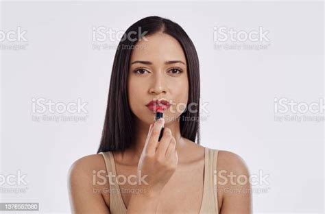 빨간 립스틱을 바르는 아름다운 젊은 여성의 스튜디오 샷 20 29세에 대한 스톡 사진 및 기타 이미지 20 29세 25 29세 갈색 머리 Istock