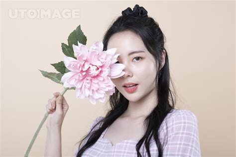 소녀의 외출 준비 PHO 유토이미지 사진 학생 뷰티 PHO c PHO ca w 실내 스튜디오 배경없음 누끼 아시아