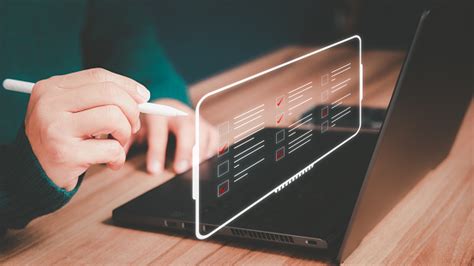 노트북을 사용하고 확인란이 있는 가상 화면 연락처 설문지를 터치하는 남자 평가 지식 테스트 개념 신청서 작성 온라인 시험 퀴즈 지식 및 온라인 학습 가상현실에 대한 스톡