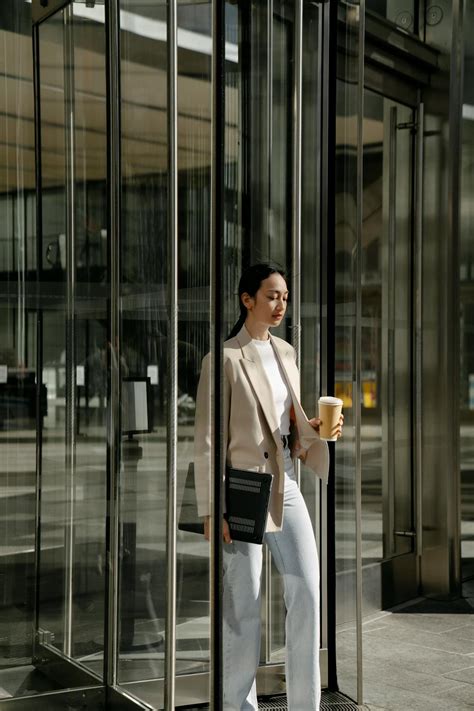 건축 설계 걷는 여자 고층 건물 근무일 기업 여성 기업 환경 도시 경관 도시 생활 도시 설정 도시 풍경 도시의 삶 도시의 우아함 반사 표면 반사적