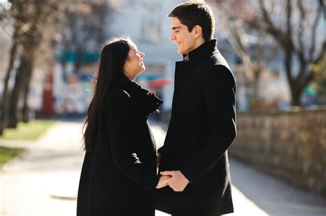 Hermosa Joven Pareja Se Encuentra En La Ciudad Foto Gratis
