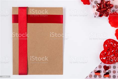 발렌타인 크래프트 봉투 모형 분홍색 선물 빨간 리본과 하트와 플랫 레이 생일 어머니의 날 발렌타인 데이 공란에 대한 스톡 사진 및 기타 이미지 Istock