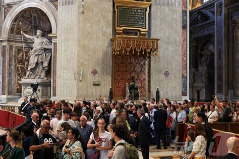 교황 관 성베드로 대성당으로 운구일반인 조문 시작 뉴스1