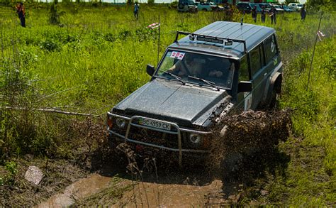 오프 로드 차량에 브랜드약 Nissan 안전요원 극복하며 A Pit Of 진흙에서 2015년에 대한 스톡 사진 및 기타 이미지 2015년 4x4 자동차 Nissan