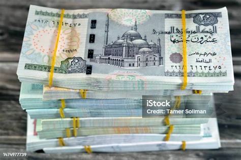 이집트 화폐 통화 현금 지폐 더미와 1 Le 5 10 20 Egp 및 50 피아스터 1 5 10 20 파운드의 다양한 지폐 가치로 고무 밴드와 함께 쌓여 있습니다 경제에