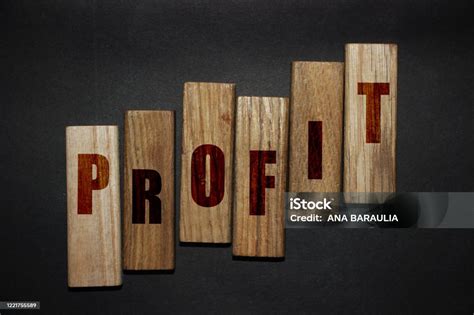 진한 회색 배경에 나무 블록에 쓰여진 이익 텍스트 비즈니스 투자 개념 0명에 대한 스톡 사진 및 기타 이미지 0명 개념 개선 Istock