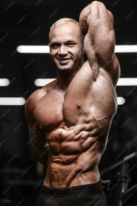 근육 운동 피트 니스 및 보디 빌딩 개념을 펌핑 잘 생긴 강한 운동 남자 체육관 벌거 벗은 몸통에 팔 복근 다시 운동을하는 근육 보디 피트니스 남자 프리미엄 사진