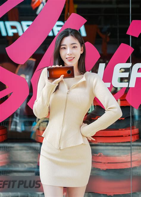 性能旗舰 Vivo Nex 3s真机美女上手图财经头条