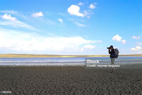 일몰에 자연과 함께 사진을 찍는 여행 사진 작가 카메라로 호수 집중주의 자연 하늘보기와 호수 자연 사진 편안한 개념 경관에 대한 스톡 사진 및 기타 이미지 Istock