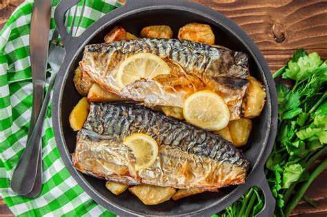 Скумбрія на картоплі з часником вишукана страва за малі гроші Читайте на Ukr Net