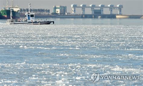 얼음 가득 찬 경인아라뱃길 연합뉴스