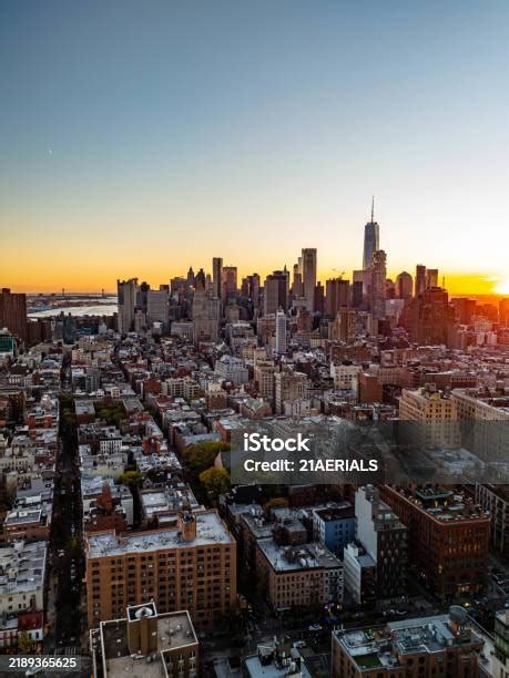 로어 맨해튼의 조감도 석양의 따뜻한 빛에 몸을 담그고 도시 풍경 한가운데에 우뚝 서 있는 세계 무역 센터 0명에 대한 스톡 사진 및 기타 이미지 Istock