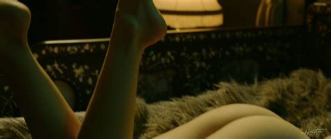 Reveals Her Incredible Curves Eporner