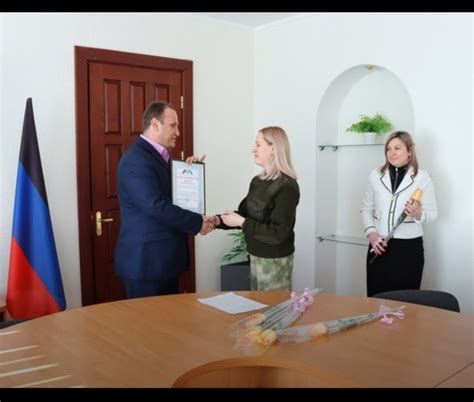 Сотрудница полиции получила благодарность главы городской администрации г Тореза В здании