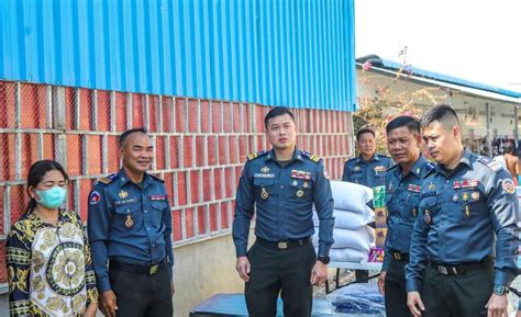 ឧត្តមសេនីយ៍ឯក រ័ត្ន ស្រ៊ាង ចាត់ក្រុមការងារនាំយកអំណោយ និងសម្ភារមួយចំនួន ចុះសួរសុខទុក្ខ សមាជិក