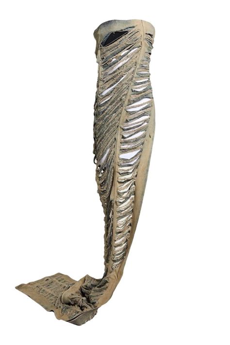 Выглядеть бедным стало дорого почему в трендах рваная и грязная одежда РБК Life