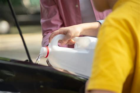 Diy 교통 기계 작업 냉각 시스템 니콘 D600 물 붓는 산업의 서비스 서비스 작업 손 손 디테일 수리