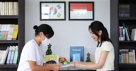 김건희 여사 발리 한국 학교에 어린이 도서 기부