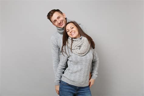 귀여운 젊은 회색 스웨터 스카프 함께 회색 벽 배경 스튜디오 초상화에 고립에서 여자 남자 커플 건강 한 라이프 스타일 아픈 아픈 질병 치료 추운 계절 개념 복사 공간을